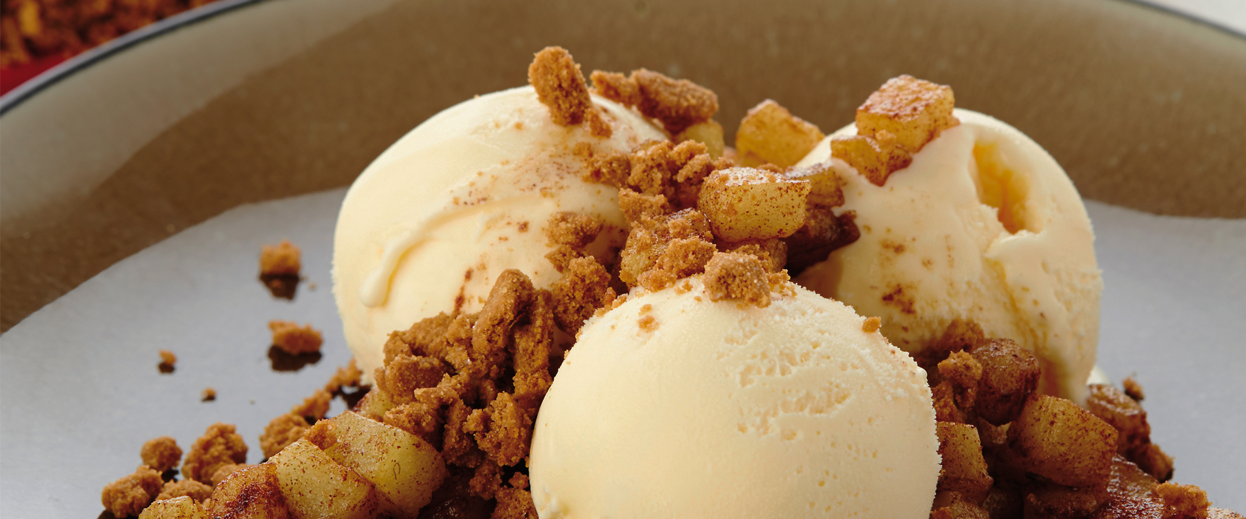 Vanille-ijs met gebakken appeltjes en Biscoff® crumble | Lotus Biscoff