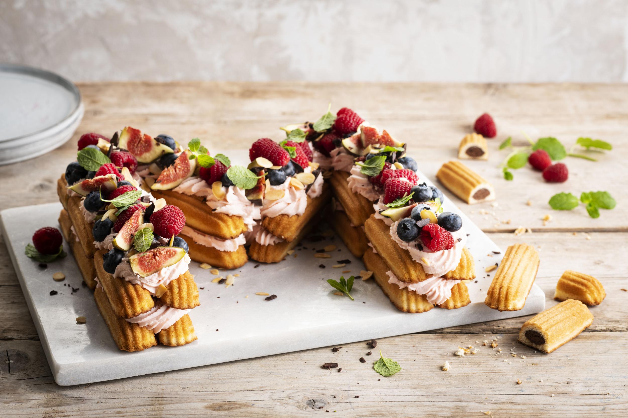 Lotus® Madeleine letter met roze mascarponecrème | Lotus Biscoff